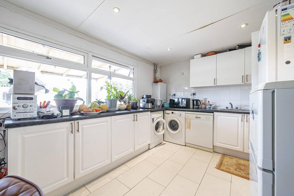 Streatham Road, Furzedown, Mitcham, CR4 3 bed end of terrace house - £ ...