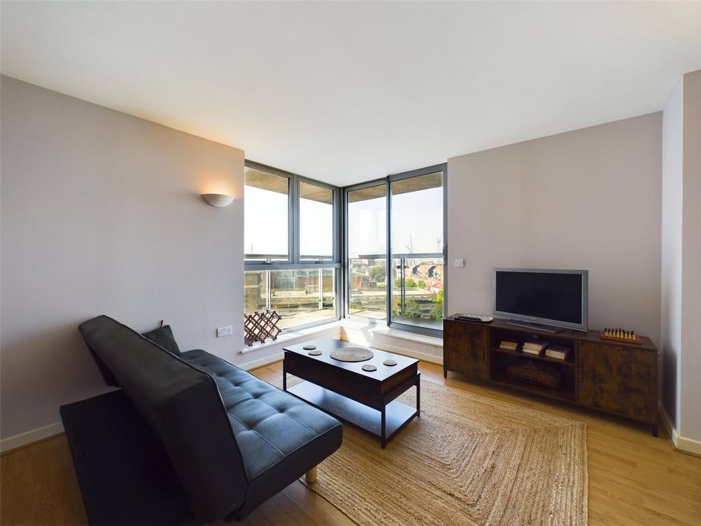 Mercury Gardens, Romford RM1 1 bed flat - £1,650 pcm (£381 pw)