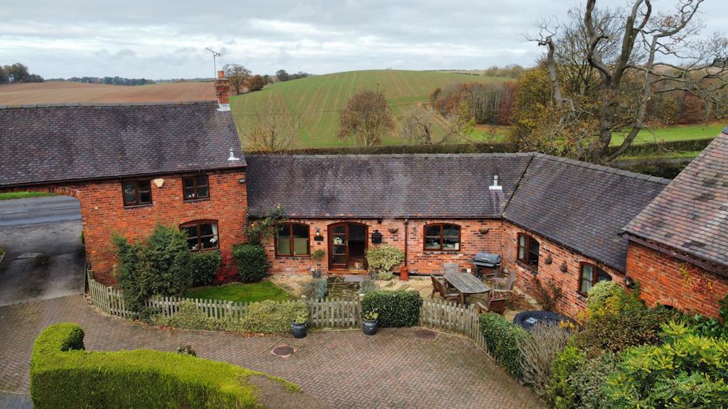 Chartley Manor Mews, Stafford ST18 3 bed barn conversion - £1,340 pcm ...