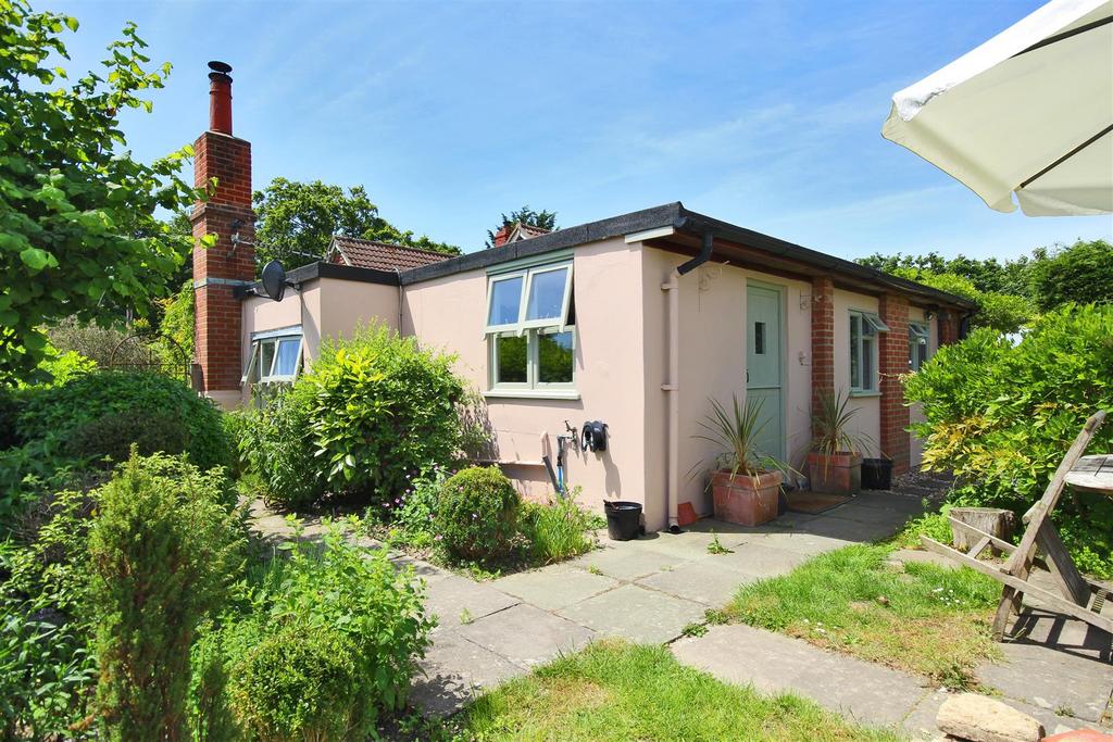 Everton Road, Hordle 2 bed semi-detached house - £1,250 pcm (£288 pw)
