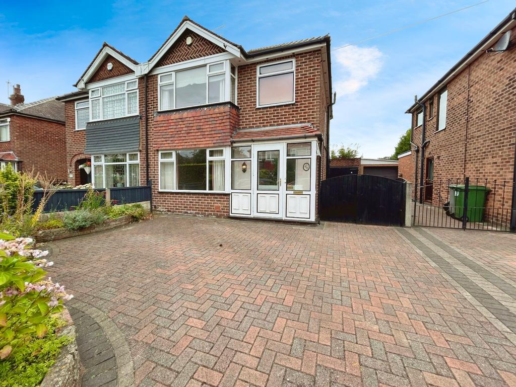 Gaydon Road, Sale, Greater... 3 bed semi-detached house - £440,000
