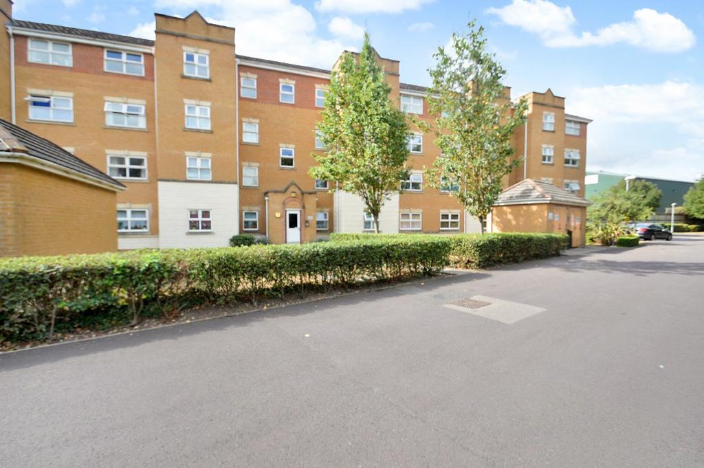 Pickfords Gardens, Slough, Berkshire... 2 bed apartment - £1,450 pcm (£ ...