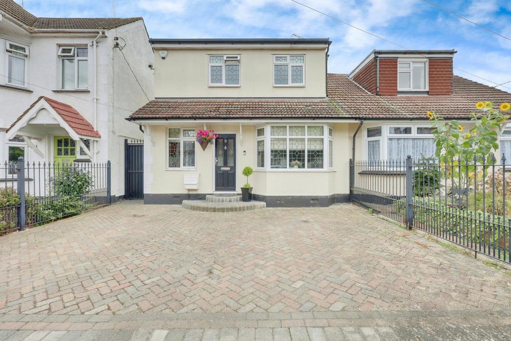 Homestead Gardens, Hadleigh, SS7 3 bed semi-detached house - £500,000