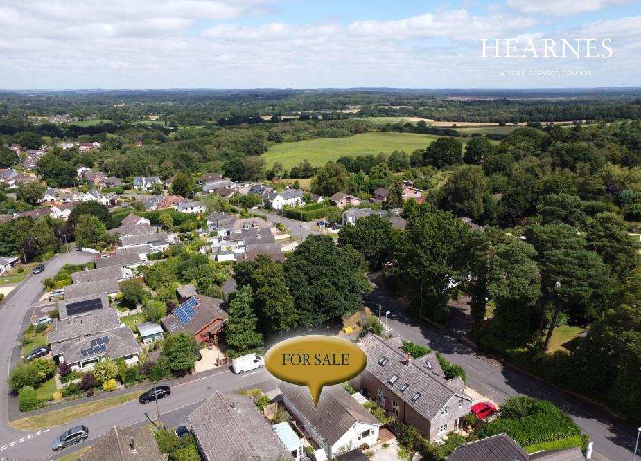 Lapwing Road, Colehill, Dorset, BH21 2NN 2 bed detached bungalow - £375,000