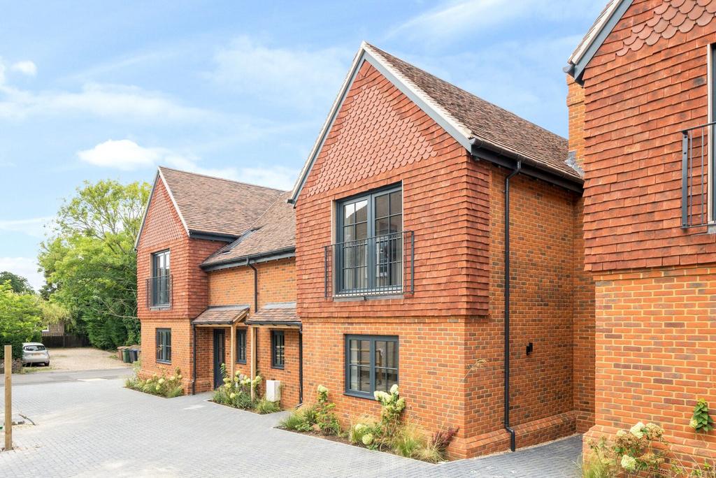 The Street, Effingham, Leatherhead, KT24 2 bed semi-detached house - £ ...
