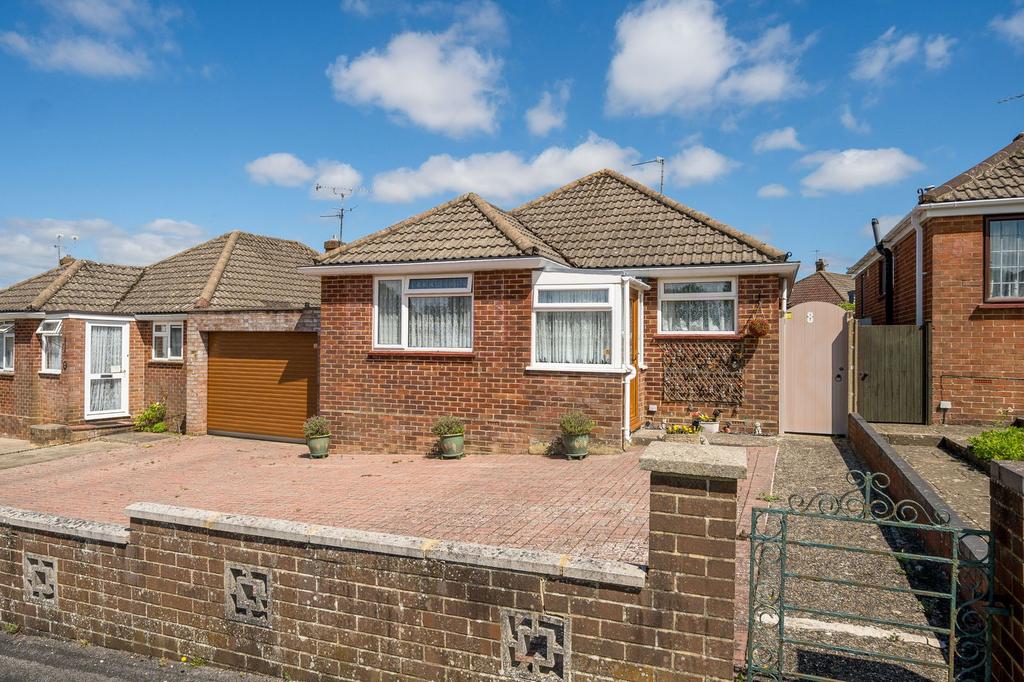 Pitman Close, Basingstoke 3 bed detached bungalow - £350,000