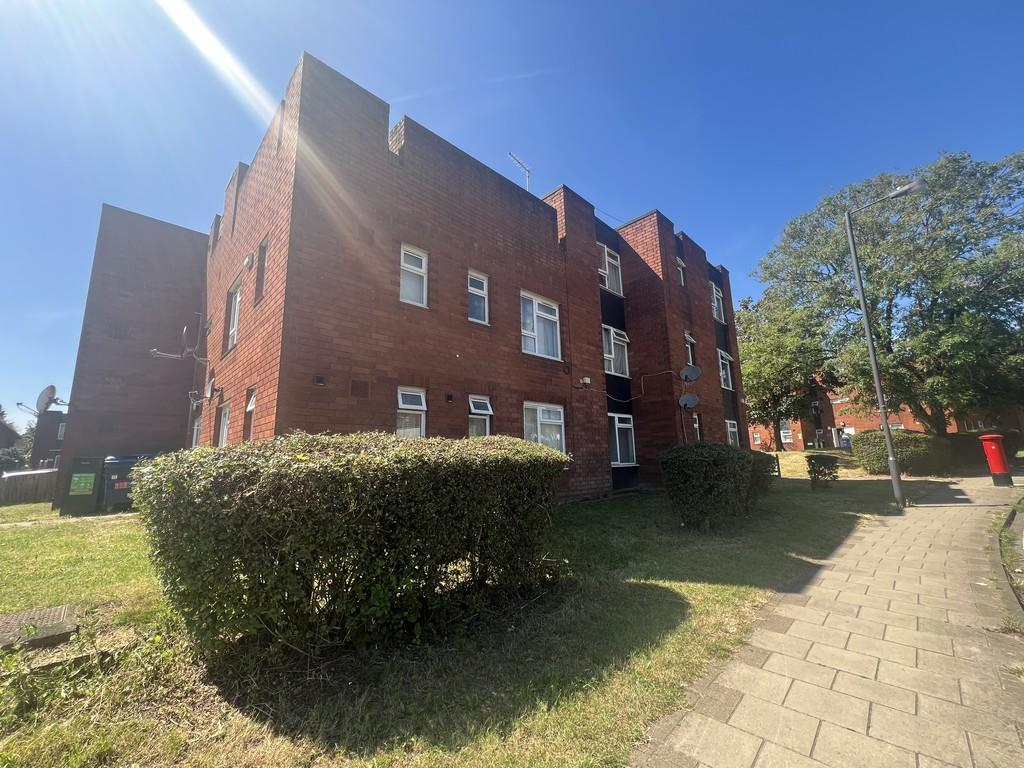 Mercer Place, Pinner HA5 1 bed ground floor flat - £1,350 pcm (£312 pw)