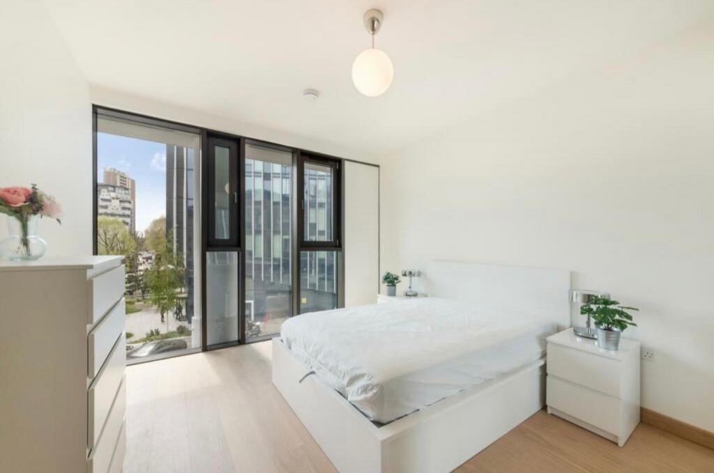 Meridian Place, London 3 bed flat - £4,000 pcm (£923 pw)