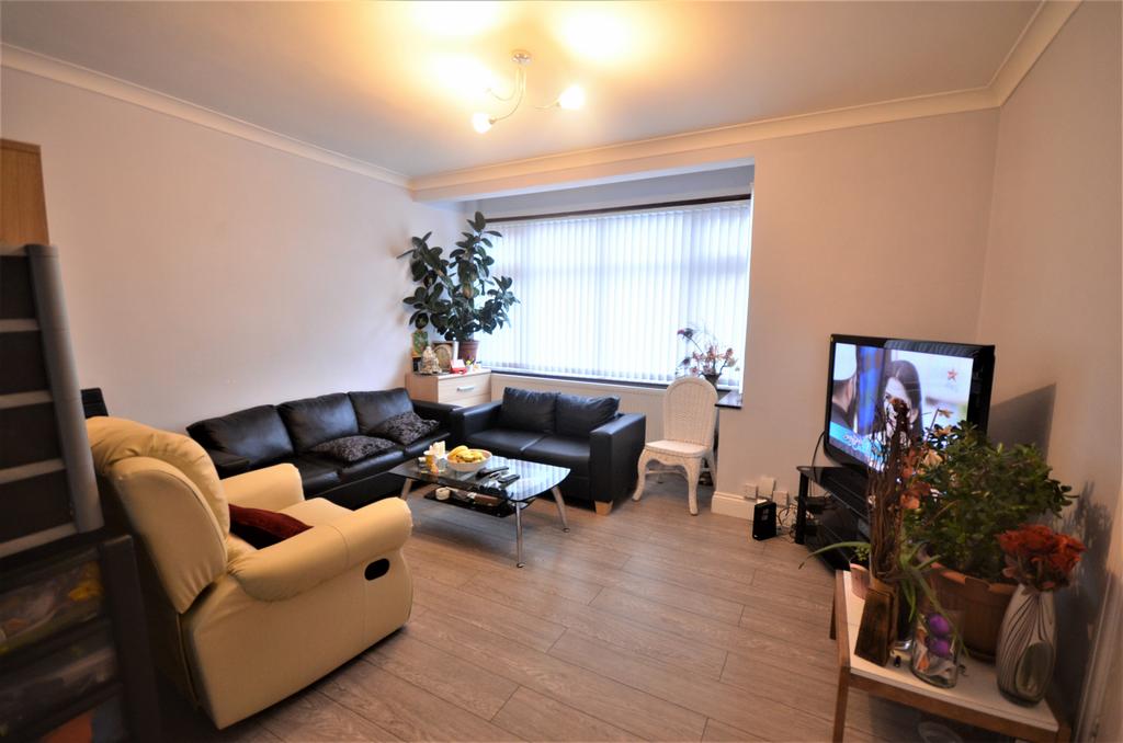 Netley Road, IG2 7NT 3 bed terraced house - £2,200 pcm (£508 pw)