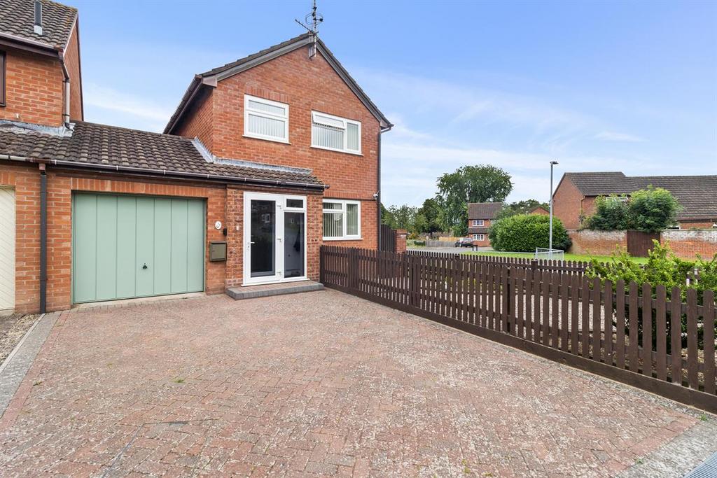 Challenger Close, Malvern, WR14 2NN 3 bed link detached house - £315,000