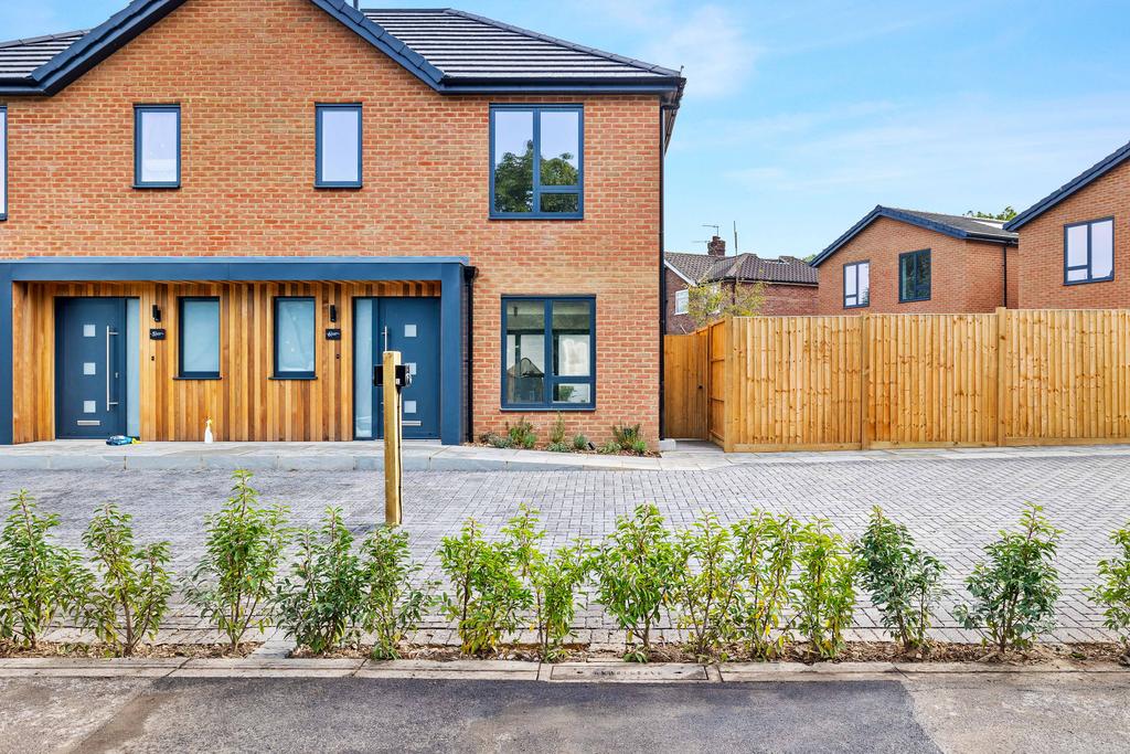 Reigate Road, Horley RH6 3 bed house - £450,000