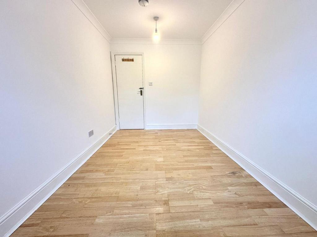 Boston Road, Hanwell W7 1 bed apartment - £1,600 pcm (£369 pw)