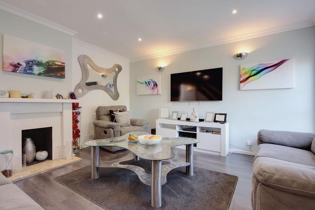 Fair Close, Bushey, WD23 3 bed terraced house - £500,000