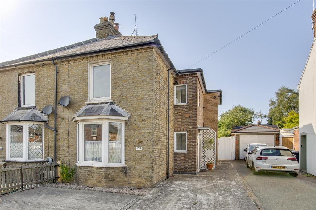 Amersham Road, High Wycombe HP13 3 bed semi-detached house - £425,000