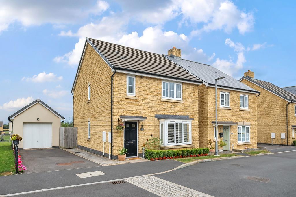 Sandown Crescent, Corsham SN13 3 bed detached house - £425,000