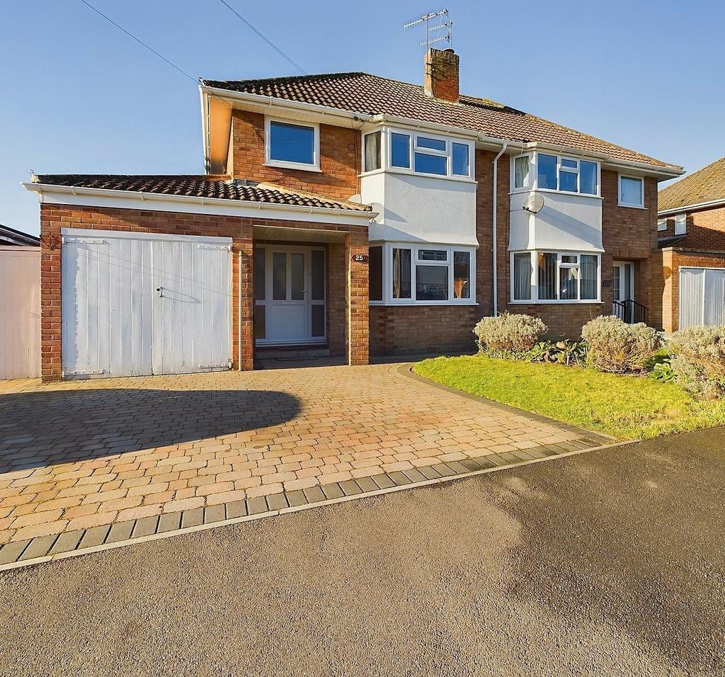 Hampton Close, Worcester... 3 bed semi-detached house - £320,000