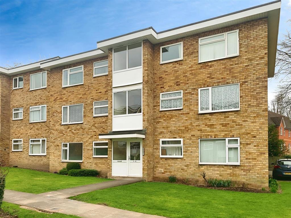 Simon Close, Nuneaton 2 bed apartment - £750 pcm (£173 pw)