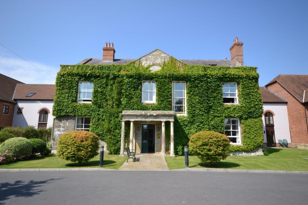 Motcombe Grange, Motcombe... 2 bed apartment - £1,342 pcm (£310 pw)