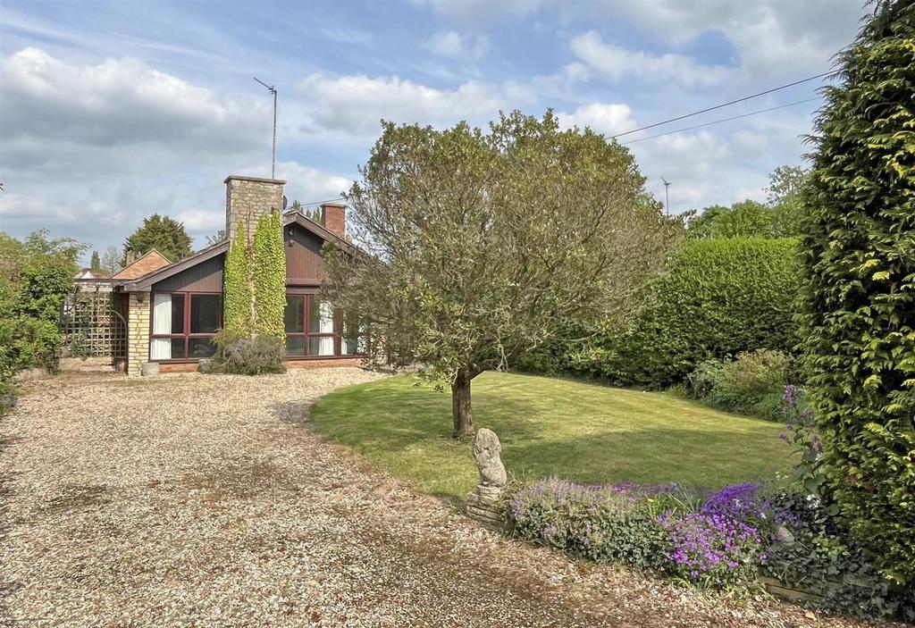 Manor Road, Towersey, Thame 4 bed bungalow - £575,000