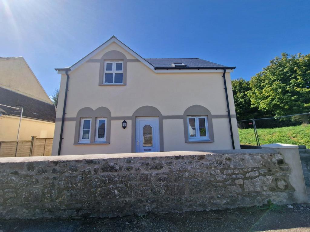 Pennar, Pembroke Dock, Pembrokeshire... 3 bed detached house - £199,950