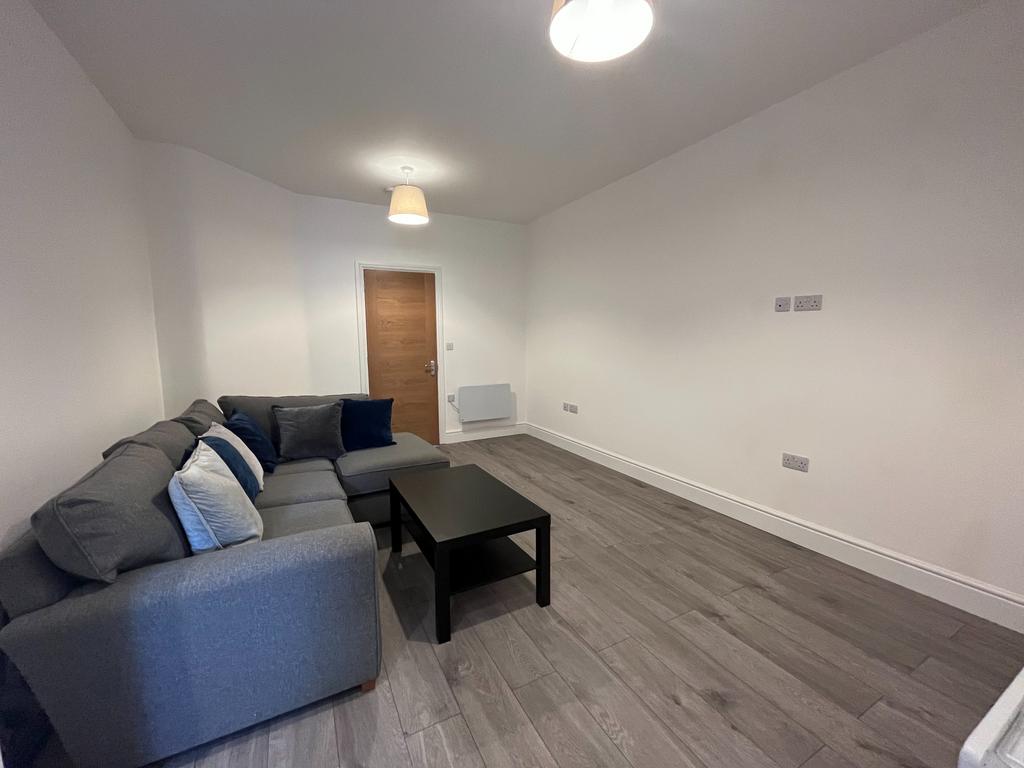 190 High Street, Egham TW20 2 bed ground floor flat - £2,000 pcm (£462 pw)