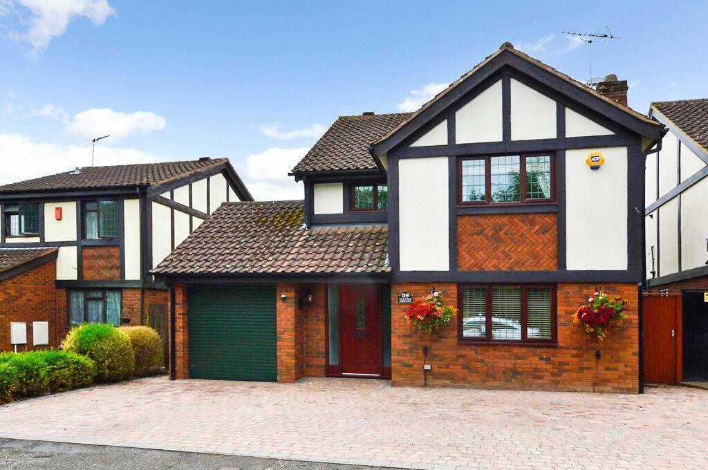 Staines Square, Dunstable 4 bed detached house - £550,000