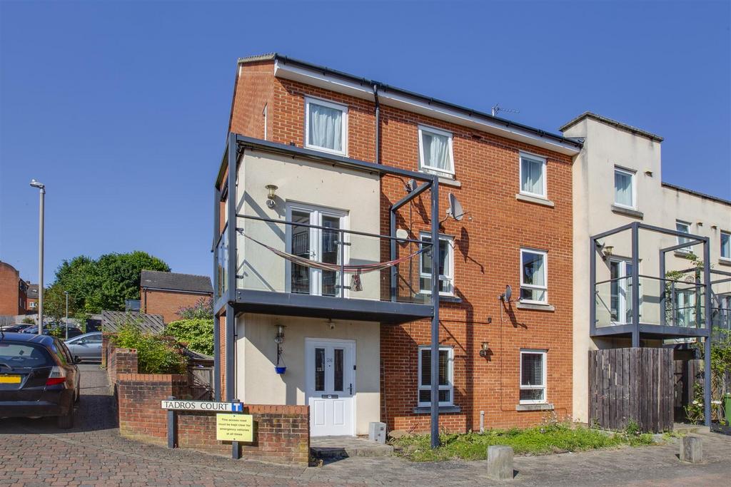 Tadros Court, High Wycombe HP13 4 bed house - £460,000