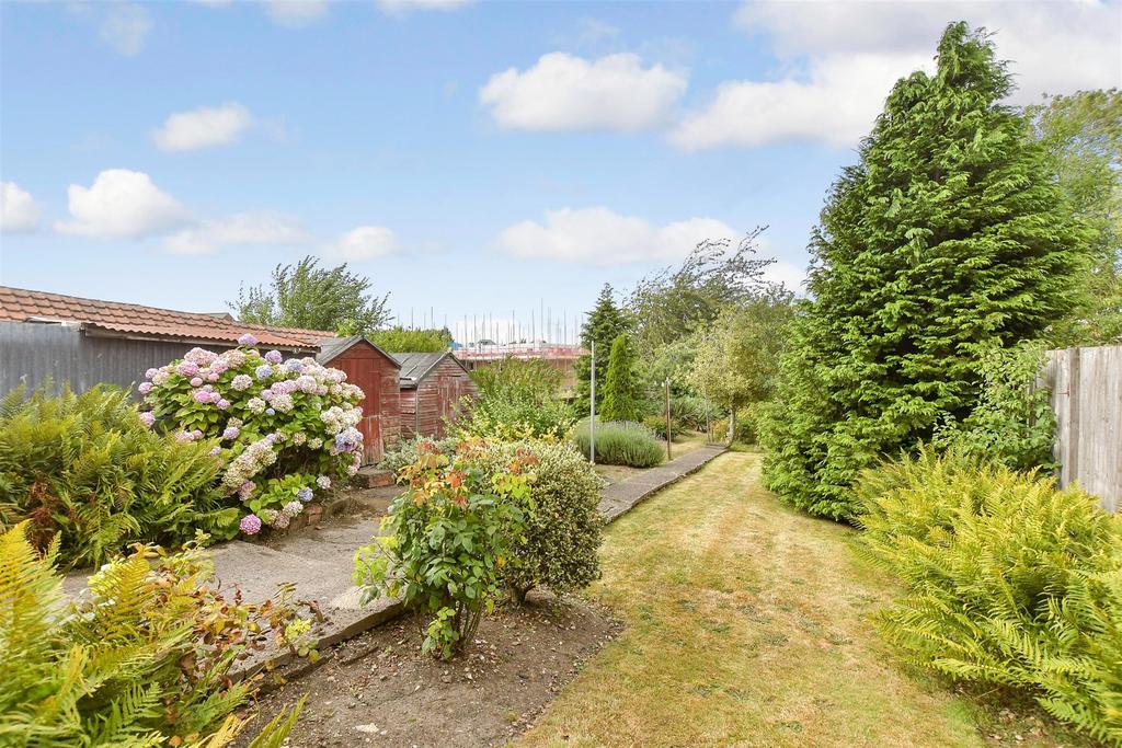 Queens Road, Aylesham, Canterbury, Kent 3 bed semi-detached house - £ ...