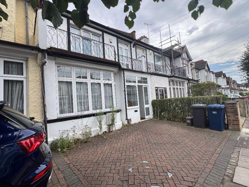 Woodgrange Avenue, London N12 Property to rent - £1,600 pcm (£369 pw)