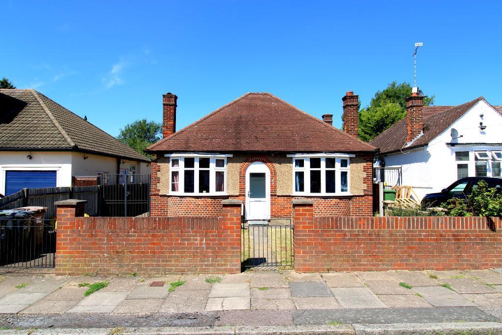 Lynwood Avenue, Stopsley, Luton... 3 bed detached bungalow - £400,000