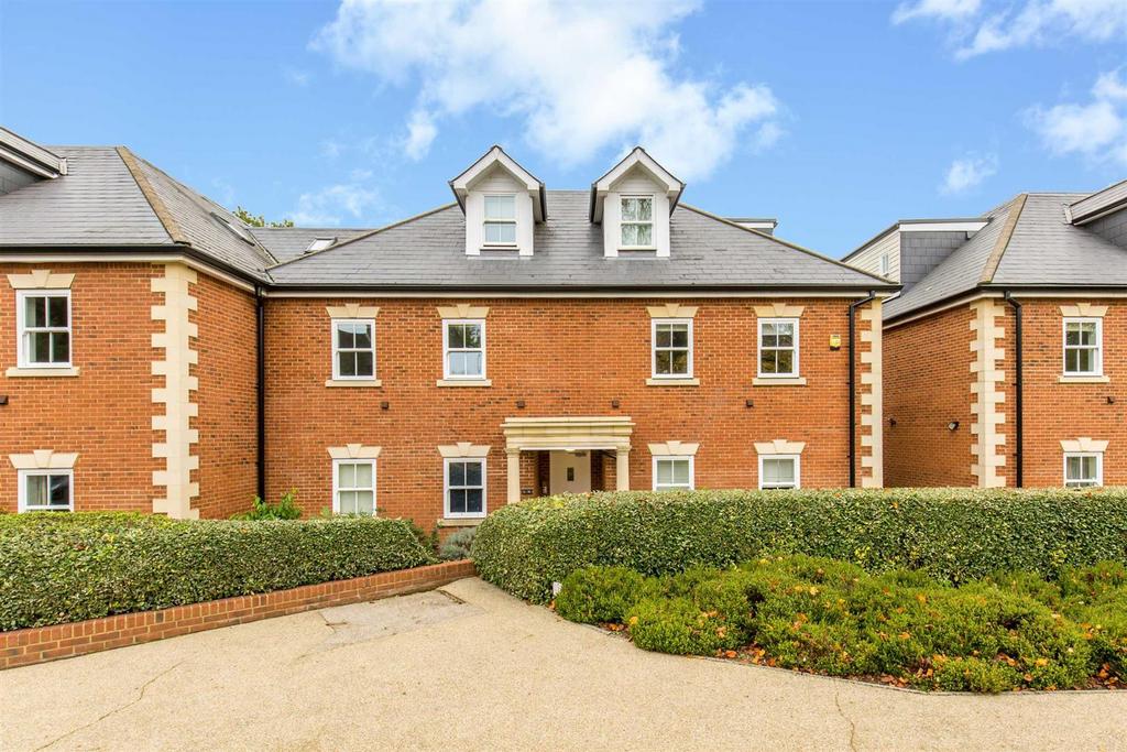 West Hill Place, West Hill, Oxted 2 bed flat - £365,000