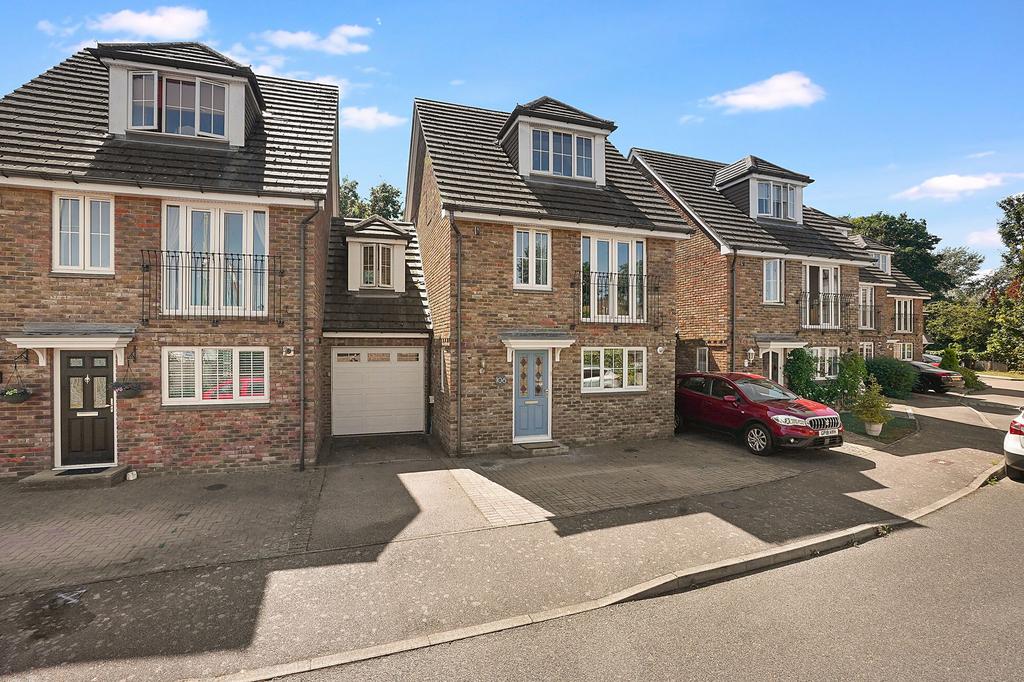 Waterside Lane, Gillingham, ME7 3 bed link detached house - £400,000
