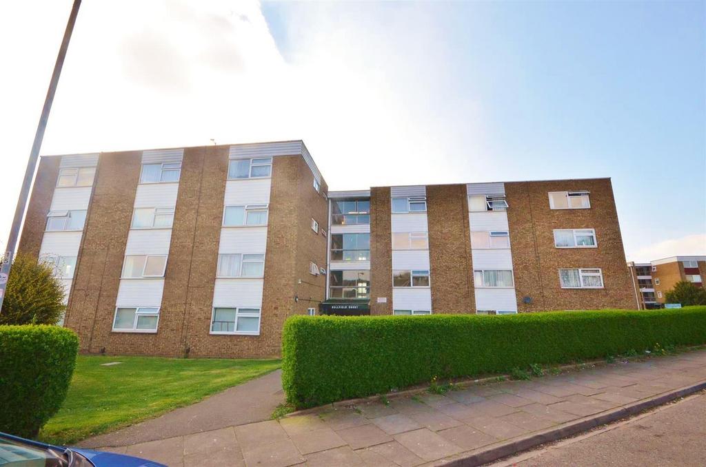 Dellfield Court, Handcross Road, Luton 1 bed in a house share - £775 ...