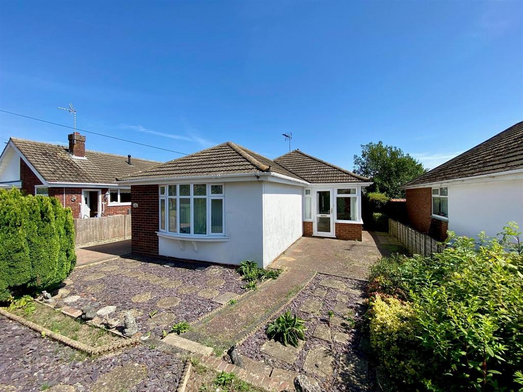 Higher Drive, Oulton Broad... 2 bed detached bungalow - £250,000