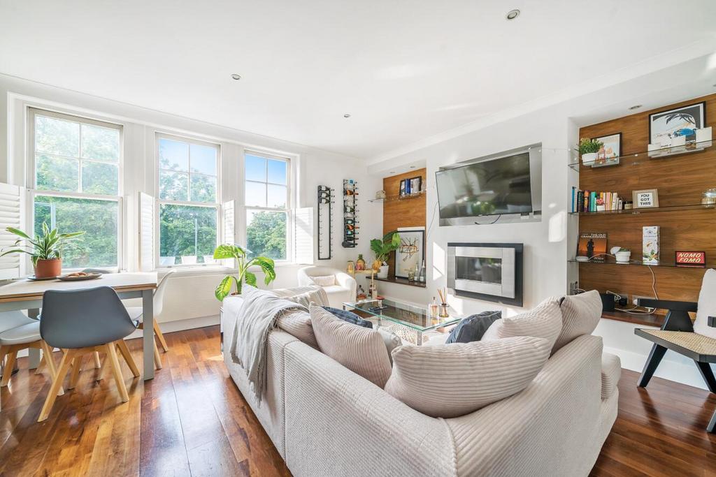 Clapham Common South Side, Clapham 2 bed flat - £600,000