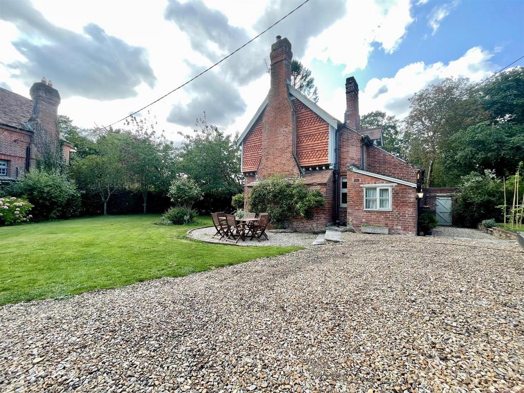 Sopley, Christchurch 3 bed detached house - £610,000