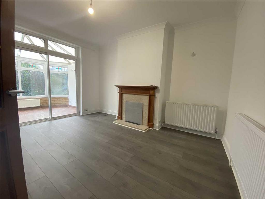 Weald Rise, Harrow 3 bed semi-detached house to rent - £2,400 pcm (£554 pw)