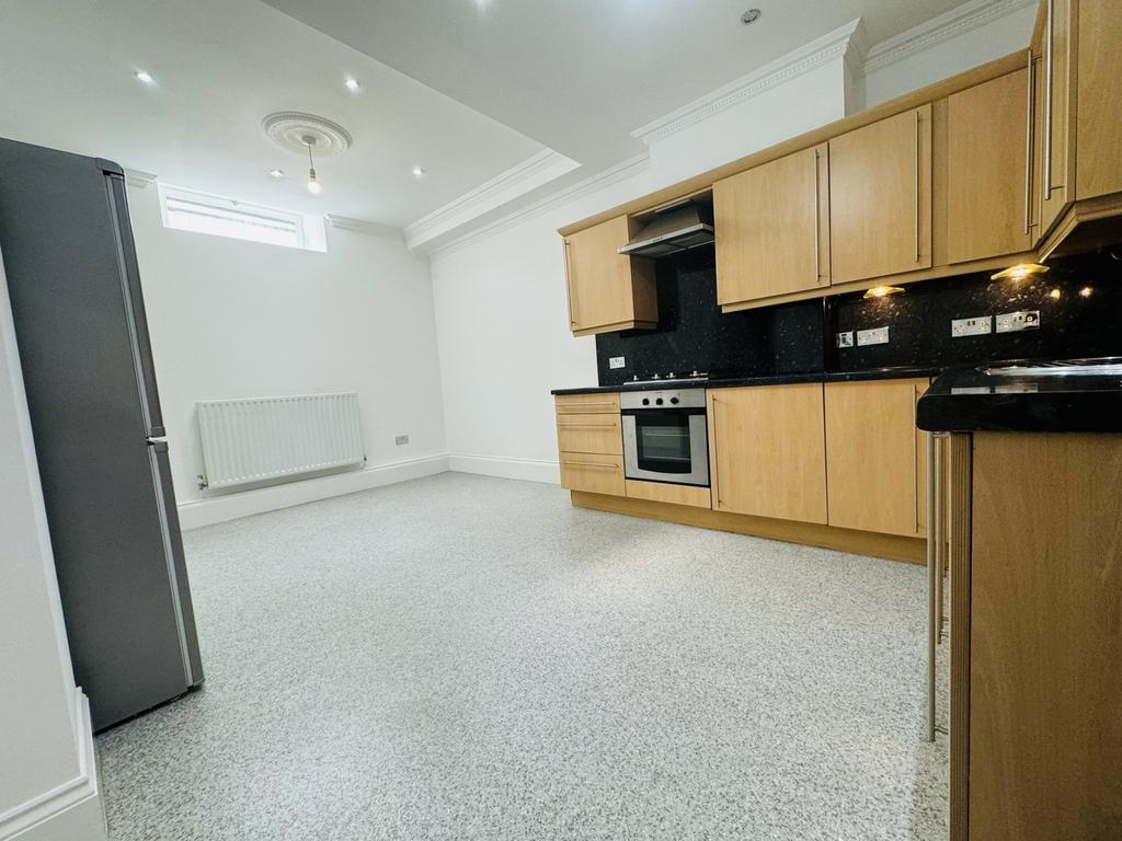 Manse Road, London N16 2 bed flat - £1,850 pcm (£427 pw)