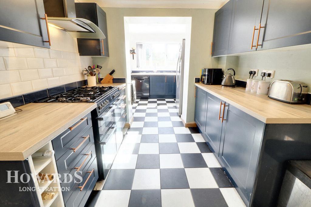 Hill Farm Road, Long Stratton 3 bed detached house - £290,000