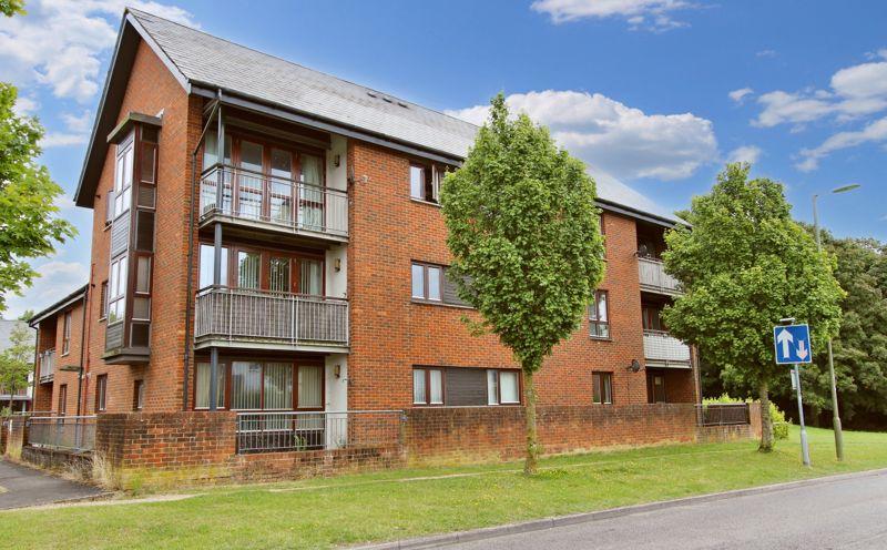 Oakridge Village, Basingstoke RG21 2 bed apartment - £200,000