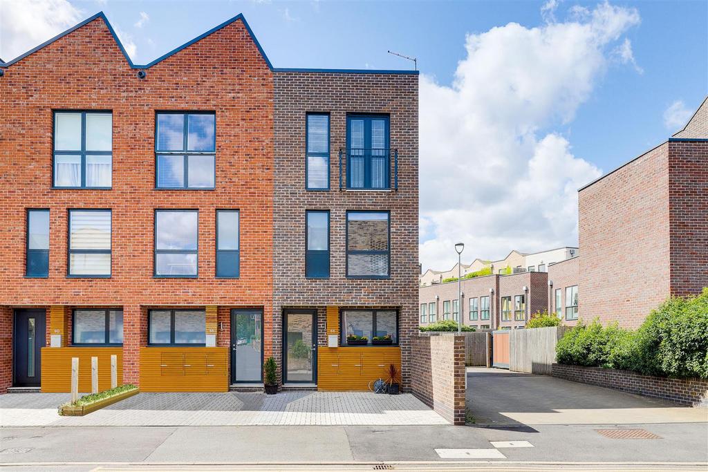 Trent Lane, Meadow Lane NG2 3 bed end of terrace house - £280,000