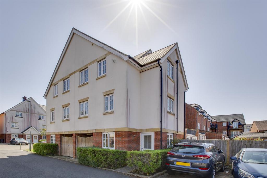 Kingshill Court, High Wycombe HP13 2 bed end of terrace house - £350,000
