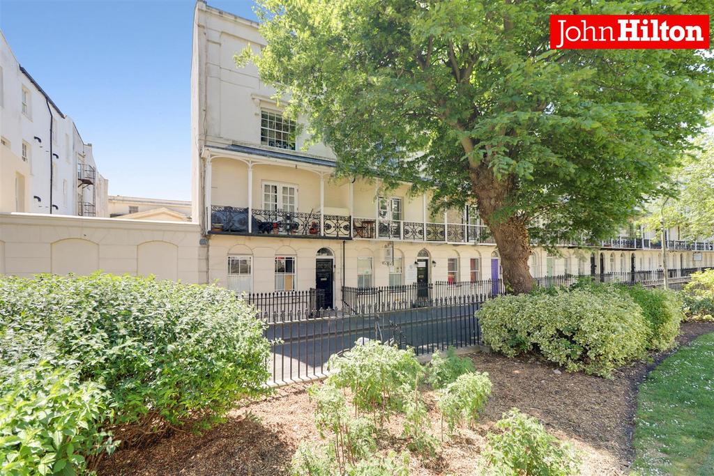Russell Square, Brighton 2 bed flat - £1,450 pcm (£335 pw)