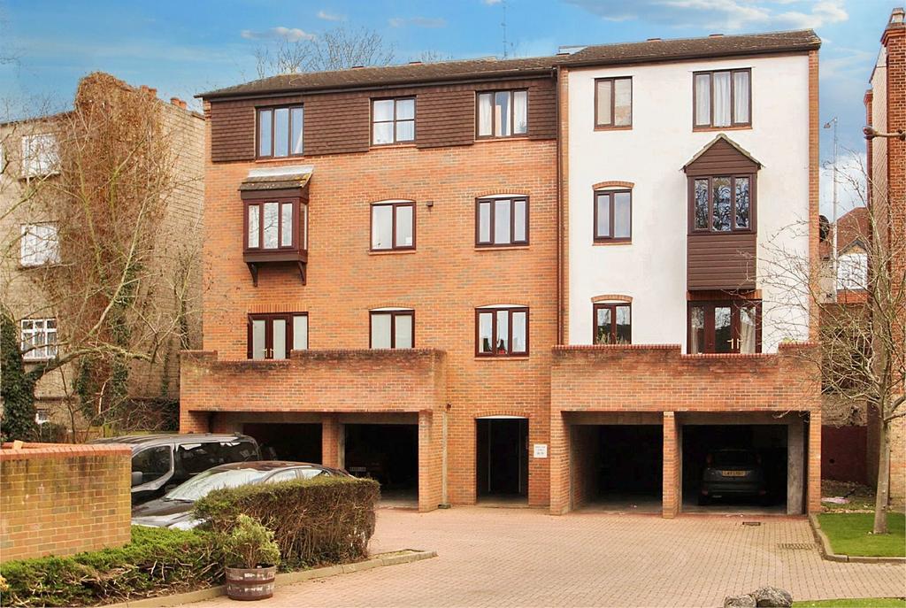 Pages Lane, Uxbridge, UB8 2 bed flat - £335,000