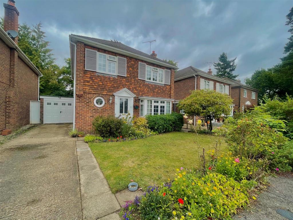 Camden Walk, Fleet GU51 3 bed detached house for sale - £620,000