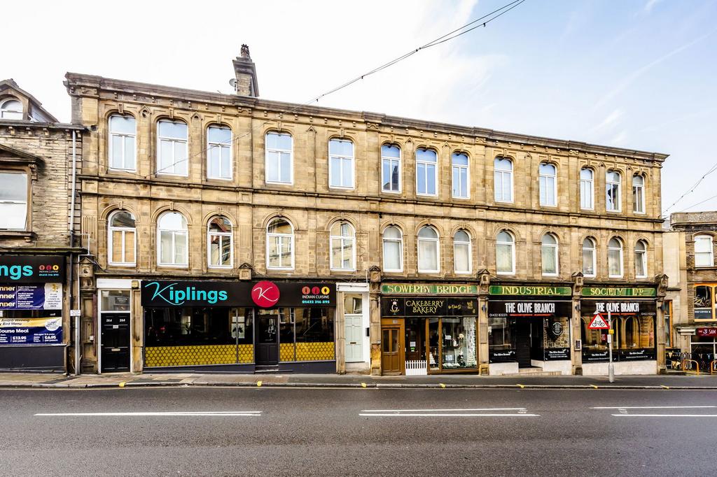 Town Hall Street, Sowerby Bridge HX6 2 bed duplex - £110,000