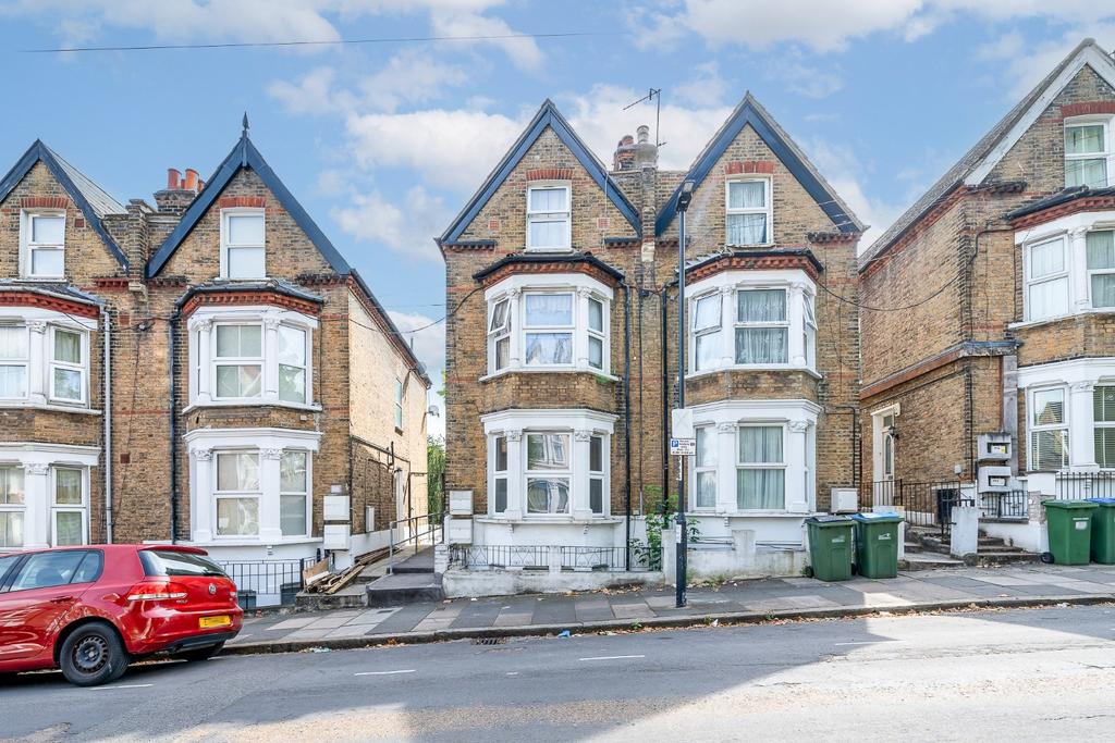 Manthorp Road, London SE18 1 bed flat - £1,400 pcm (£323 pw)