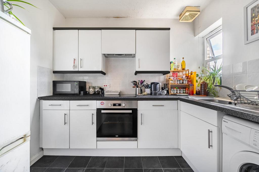 Horniman Drive, Forest Hill 2 bed flat - £375,000