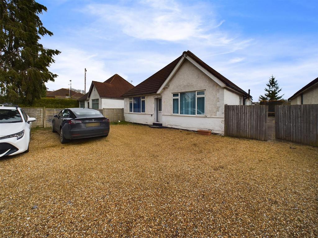 London Road, Northgate, Crawley 4 bed bungalow for sale - £485,000