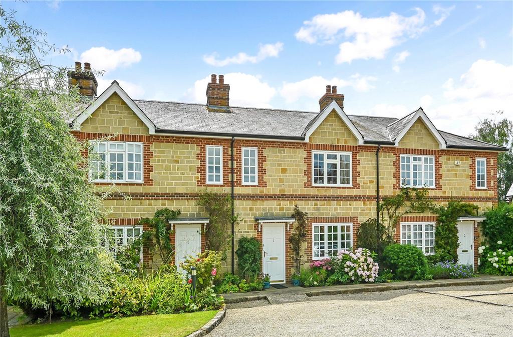 Cowdray Court, Midhurst, West Sussex... 2 bed terraced house - £540,000
